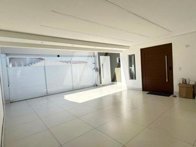 Casa para venda em Jardim Itália de 120.00m² com 3 Quartos, 2 Suites e 3 Garagens