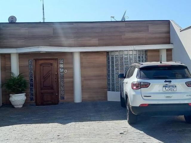 Casa para venda em Jardim Itália de 130.00m² com 4 Quartos, 1 Suite e 2 Garagens