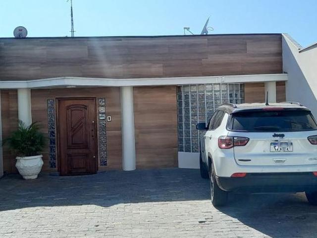 Casa para venda em Jardim Itália de 130.00m² com 4 Quartos, 1 Suite e 2 Garagens