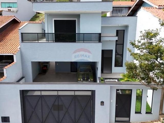 Casa para venda em Jardim Ipë de 172.33m² com 3 Quartos, 2 Suites e 6 Garagens