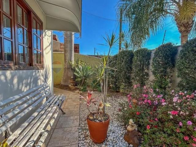Casa para venda em Jardim Patrícia de 191.26m² com 3 Quartos, 3 Suites e 2 Garagens