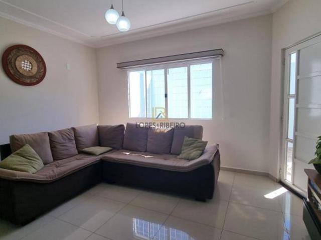 Casa para venda em Jardim Regina de 185.00m² com 3 Quartos, 1 Suite e 2 Garagens