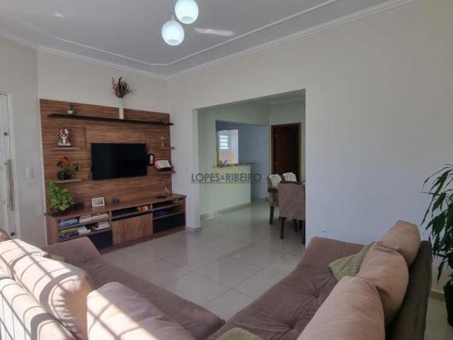 Casa para venda em Jardim Regina de 185.00m² com 3 Quartos, 1 Suite e 2 Garagens