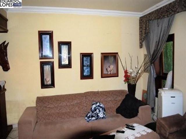Casa para venda em Jardim Regina de 255.45m² com 3 Quartos, 2 Suites e 4 Garagens