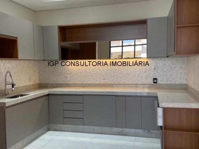 Casa para venda em Jardim Residencial Maria Dulce de 235.00m² com 3 Quartos, 3 Suites e 4 Garagens