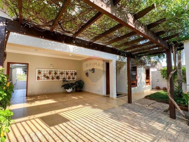 Casa para venda em Jardim São Caetano de 292.00m² com 5 Quartos, 4 Suites e 2 Garagens