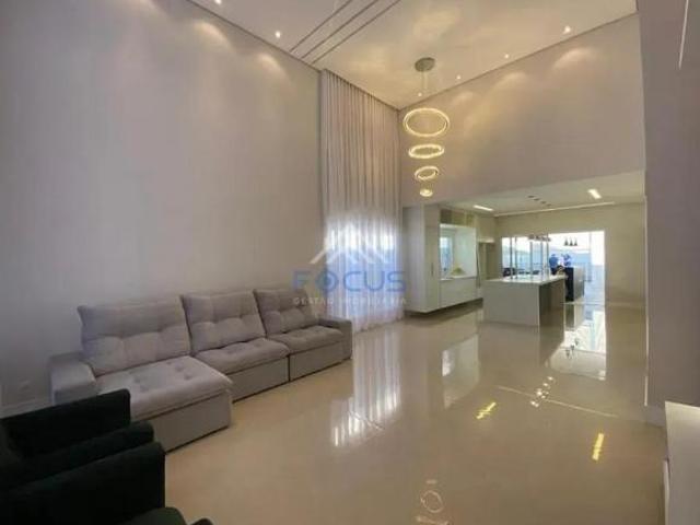 Casa para venda em Jardim Samambaia de 215.00m² com 3 Quartos, 3 Suites e 4 Garagens
