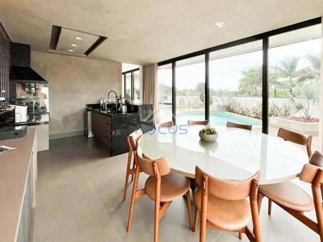 Casa para venda em Jardim Samambaia de 373.00m² com 4 Quartos, 4 Suites e 4 Garagens