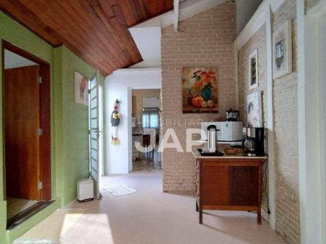 Casa para venda em Jardim Tarumã de 215.00m² com 4 Quartos, 2 Suites e 4 Garagens