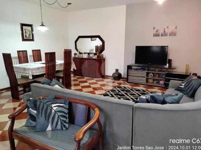 Casa para venda em Jardim Torres São José de 200.00m² com 3 Quartos, 1 Suite e 2 Garagens