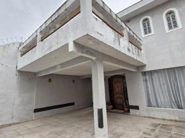Casa para venda em Jardim Tremembe com 3 quartos, sendo 3 suítes, 216m²