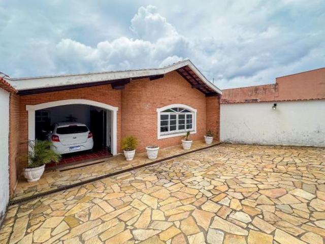 Casa para venda em Jd Santo Antônio com 3 quartos, sendo 1 suíte, 312m²