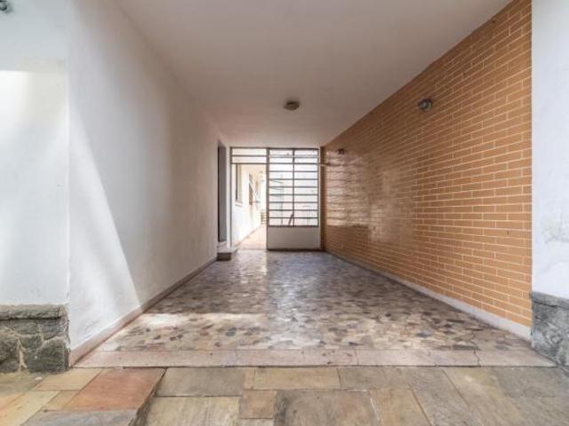 Casa para venda em Lapa com 6 quartos, sendo 2 suítes, 132m²