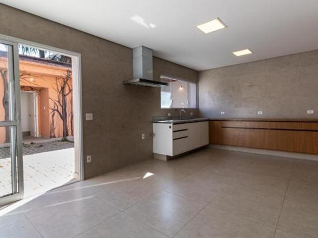 Casa para venda em Moema com 3 quartos, sendo 1 suíte, 190m²