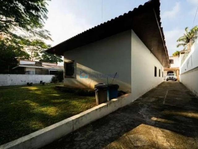 Casa para venda em Moema com 5 quartos, sendo 3 suítes Oportunidade