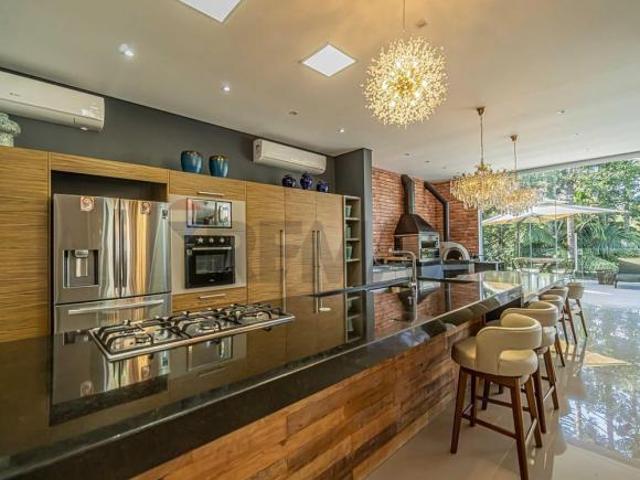 Casa para venda em Moinho Velho de 580.00m² com 4 Quartos, 4 Suites e 6 Garagens