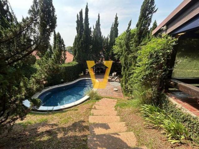 Casa para venda em Morumbi com 4 quartos, sendo 1 suíte, 247m²