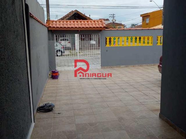 Casa para venda em Maracanã em Praia Grande São Paulo de 170.00m² com 2 Quartos e 8 Garagens