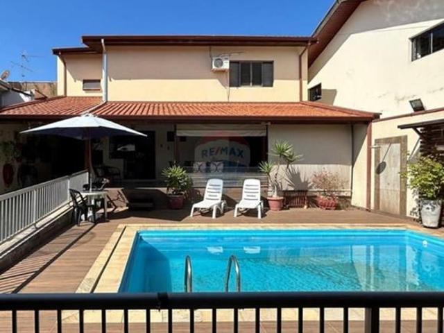 Casa para venda em Santa Cruz de 317.00m² com 4 Quartos, 2 Suites e 4 Garagens