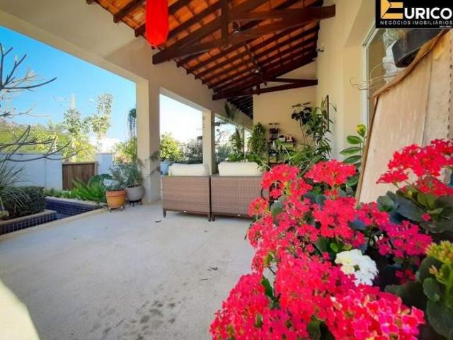 Casa para venda em Santa Rosa de 247.32m² com 3 Quartos, 1 Suite e 5 Garagens