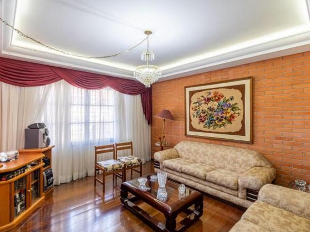 Casa para venda em Seminário de 206.00m² com 4 Quartos, 1 Suite e 4 Garagens