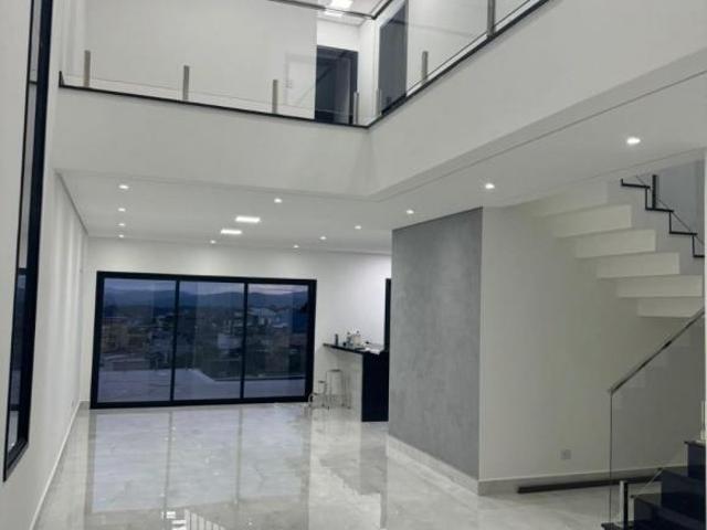 Casa para venda em Suru de 240.00m² com 3 Quartos, 3 Suites e 4 Garagens
