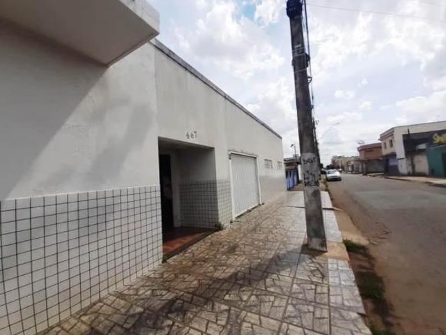 Casa para Venda em Patos de Minas, Cristo Redentor, 3 dormitórios, 1 suíte, 2 banheiros, 2 vagas