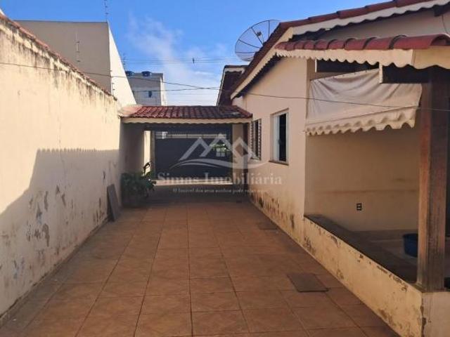 Casa para Venda em Patos de Minas, Belvedere, 4 dormitórios, 1 suíte, 2 banheiros, 4 vagas
