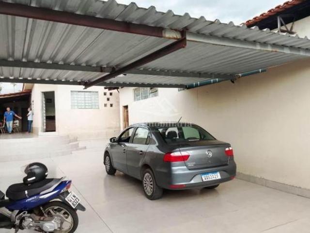 Casa para Venda em Patos de Minas, Santa Terezinha, 3 dormitórios, 1 suíte, 2 banheiros, 5 vagas