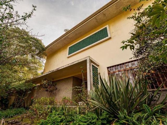 Casa para venda em Pacaembu com 3 quartos, sendo 1 suíte, 320m²