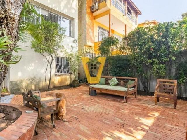Casa para venda em Pacaembu com 5 quartos, sendo 1 suíte, 318m²