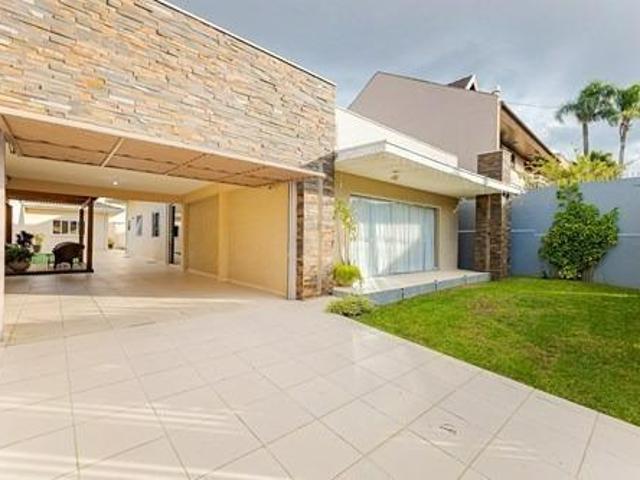 Casa para venda em Parolin de 200.00m² com 4 Quartos, 3 Suites e 2 Garagens