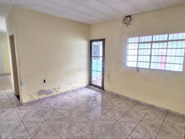 Casa para venda em Parque das Laranjeiras de 80.00m² com 2 Quartos, 1 Suite e 5 Garagens