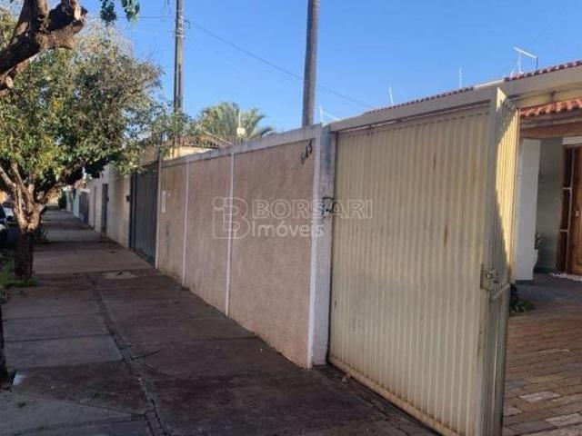 Casa para venda em Parque Das Laranjeiras de 177.00m² com 3 Quartos, 1 Suite e 4 Garagens