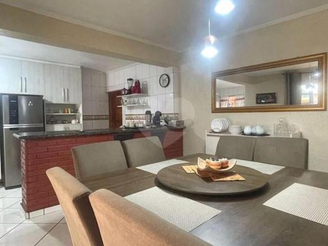 Casa para venda em Parque Guarani de 222.00m² com 3 Quartos, 1 Suite e 2 Garagens