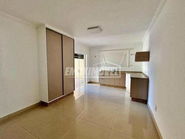 Casa para venda em Parque Jataí de 353.00m² com 4 Quartos, 2 Suites e 3 Garagens