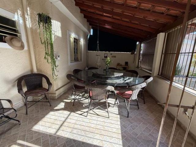 Casa para venda em Parque Universitário de 168.00m² com 3 Quartos, 1 Suite e 8 Garagens