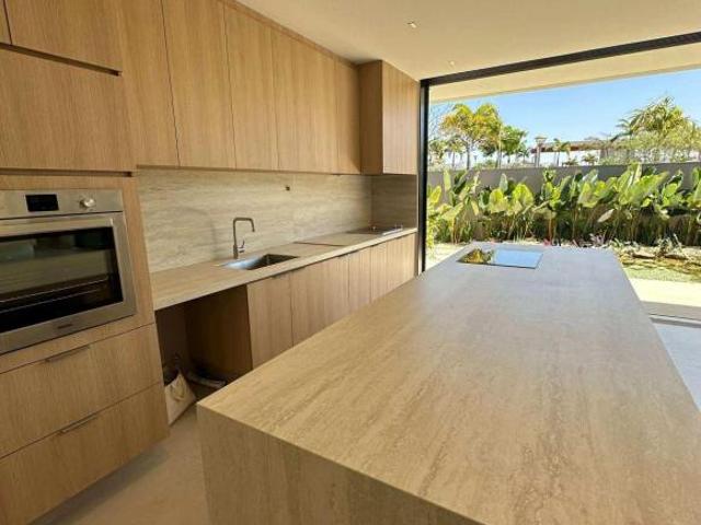 Casa para venda em Parque Universitário de 220.00m² com 3 Quartos, 3 Suites e 3 Garagens