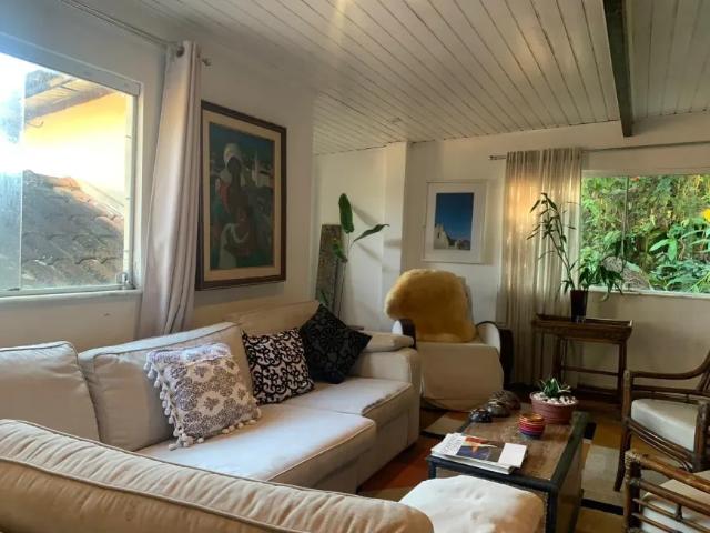 Casa para Venda em Petrópolis, Quitandinha, 2 dormitórios, 2 banheiros, 2 vagas