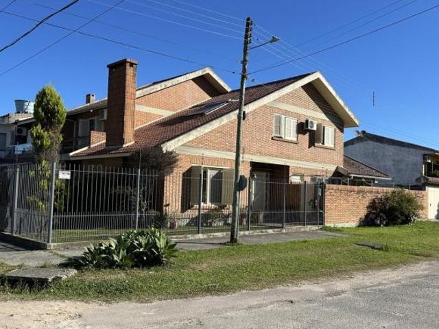 Casa para Venda em Pelotas, Três Vendas, 3 dormitórios, 1 suíte, 4 banheiros, 2 vagas