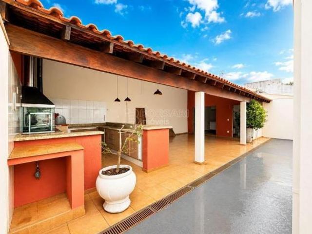 Casa para venda em Pq Das Laranjeiras de 228.00m² com 3 Quartos, 1 Suite e 6 Garagens