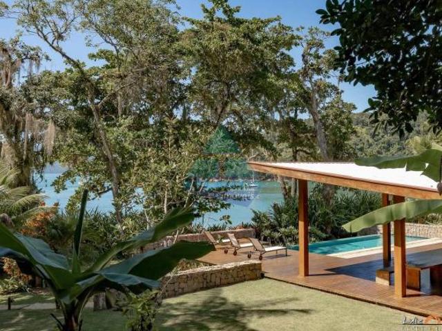 Casa para venda em Praia Do Flamengo de 270.00m² com 4 Quartos e 4 Suites