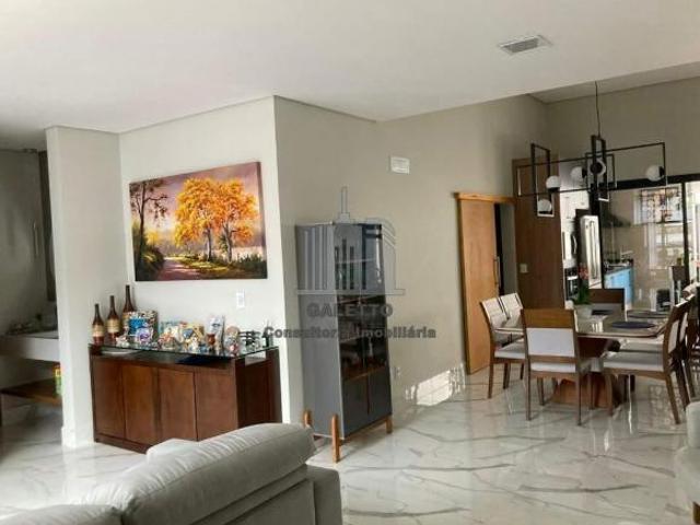 Casa para venda em Roncáglia de 253.00m² com 3 Quartos, 3 Suites e 6 Garagens