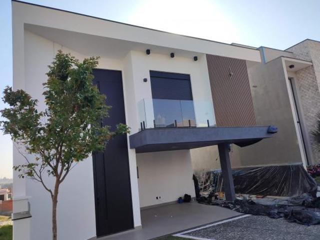 Casa para venda em Roncáglia de 268.00m² com 3 Quartos, 3 Suites e 4 Garagens