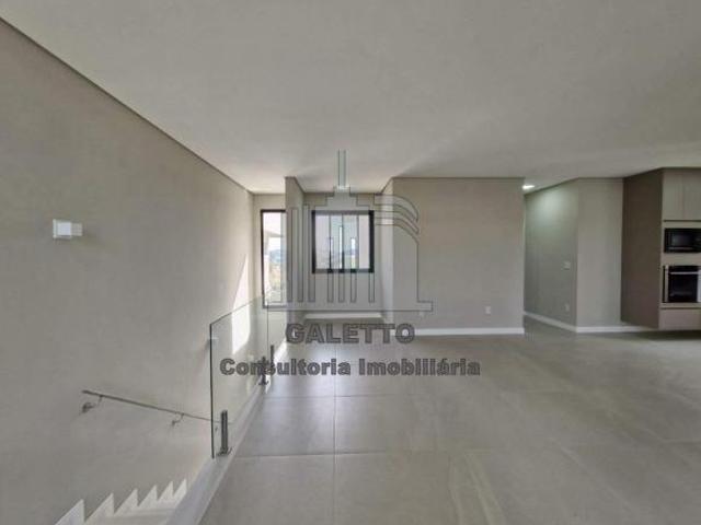 Casa para venda em Roncáglia de 222.00m² com 3 Quartos, 2 Suites e 4 Garagens