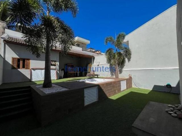 Casa para venda em Roncáglia de 236.00m² com 3 Quartos, 3 Suites e 4 Garagens
