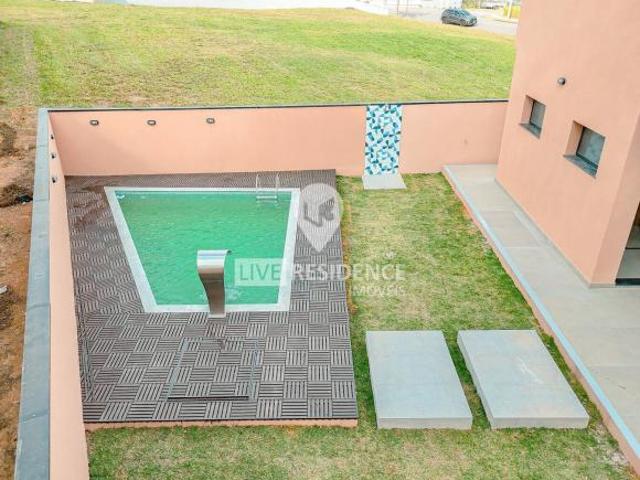 Casa para venda em Residencial Fazenda Santa Rosa Fase 1 de 270.00m² com 3 Quartos, 3 Suites e 4 G