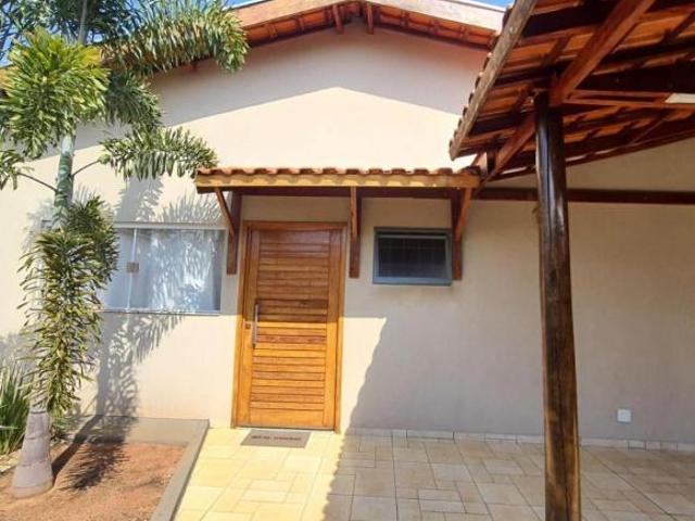 Casa para venda em Residencial Meneses de 210.00m² com 1 Quarto, 2 Suites e 4 Garagens