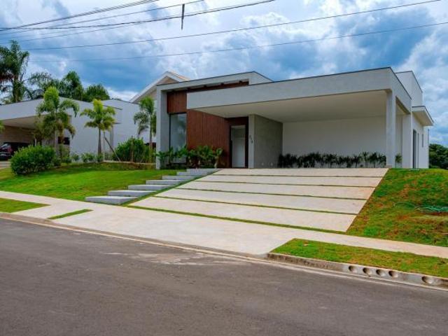 Casa para venda em Rio Verde de 378.25m² com 3 Quartos, 3 Suites e 6 Garagens