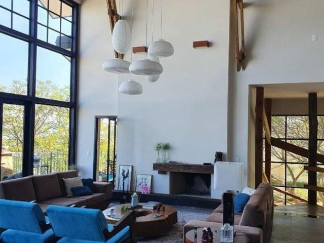 Casa para venda em Tamboré de 525.00m² com 4 Quartos, 3 Suites e 6 Garagens